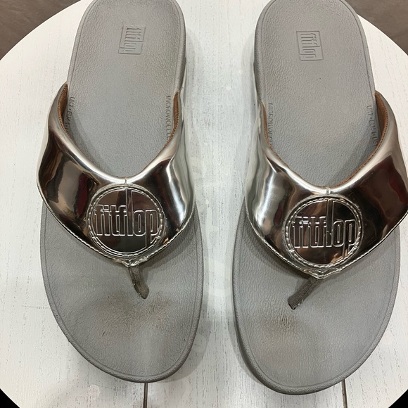 Fitflop | Shoes | Fitflop Metallic Silver Sandals Size 9 | Poshmark